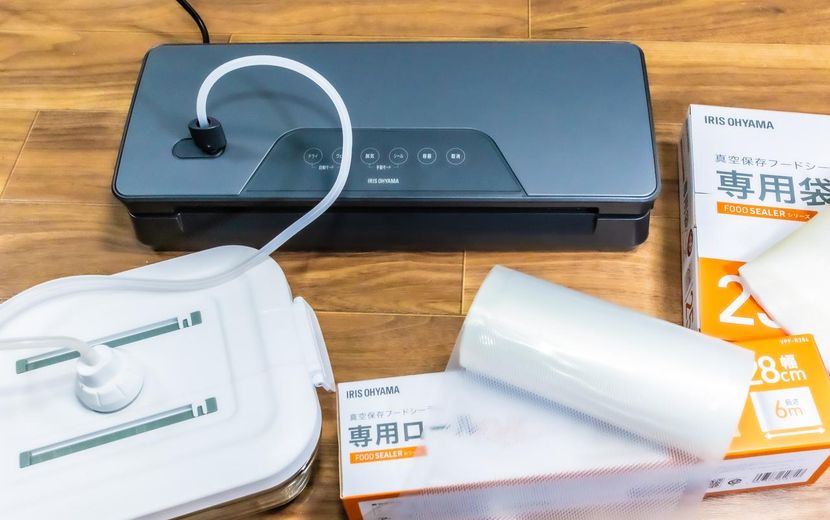 【レビュー】手軽に鮮度キープ可能な『真空パック機 VPF-M60』。『耐熱ガラス容器』なら汁気の多いカレーもギューッと密封!【動画付き】 | 特選街web