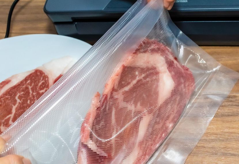 【レビュー】手軽に鮮度キープ可能な『真空パック機 VPF-M60』。『耐熱ガラス容器』なら汁気の多いカレーもギューッと密封!【動画付き】 | 特選街web