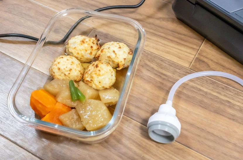 【レビュー】手軽に鮮度キープ可能な『真空パック機 VPF-M60』。『耐熱ガラス容器』なら汁気の多いカレーもギューッと密封!【動画付き】 | 特選街web