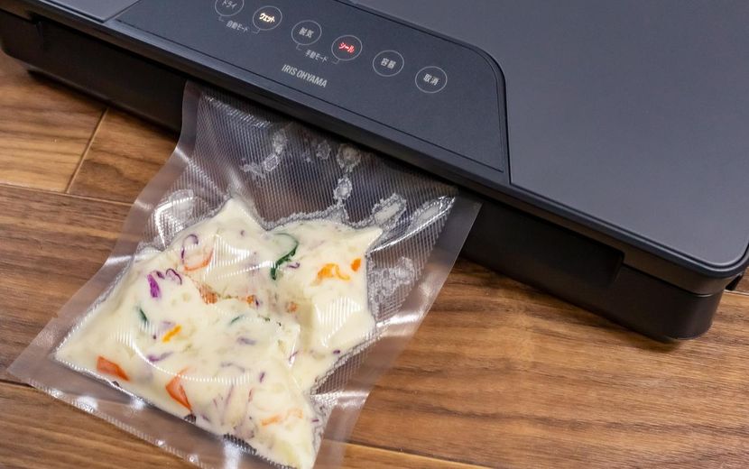 【レビュー】手軽に鮮度キープ可能な『真空パック機 VPF-M60』。『耐熱ガラス容器』なら汁気の多いカレーもギューッと密封!【動画付き】 | 特選街web